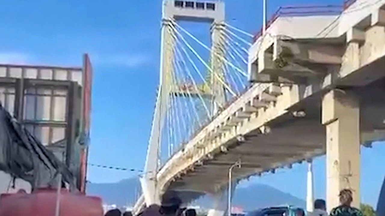 Bridge shakes violently as powerful earthquake strikes Indonesia