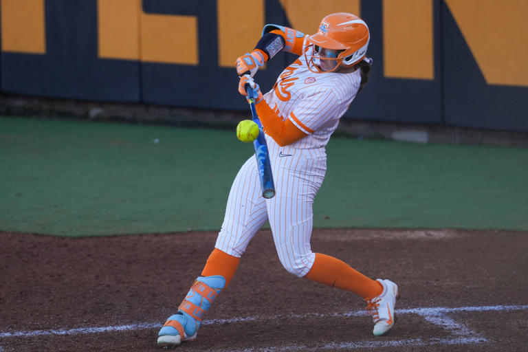 Alannah Leach hits two home runs in Lady Vols' win over South Carolina
