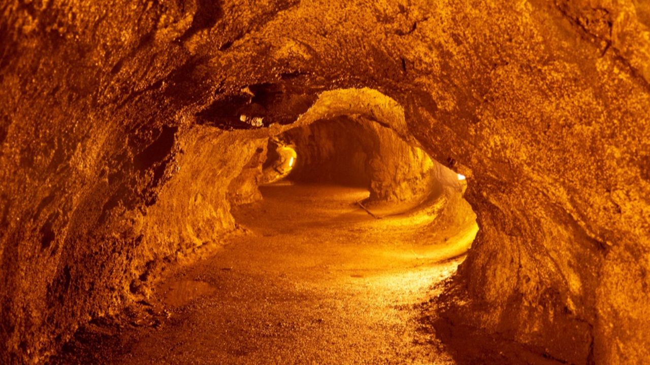 Hawaii’s coolest free attraction isn’t a beach — it’s an ancient lava ...