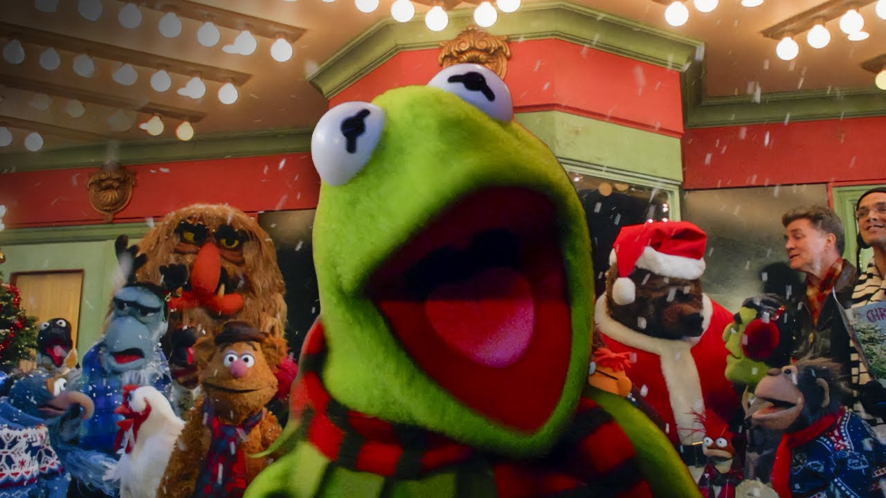 Miss Piggy punches Joan Cusack to save the theatre | It's a very merry ...