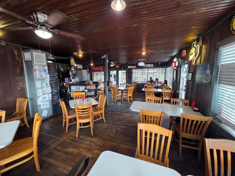 The best cheeseburger in Texas is served inside this hole-in-the-wall ...