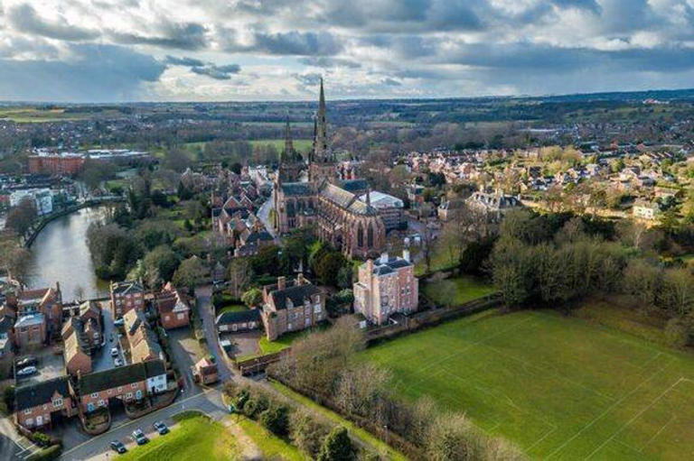'Charming' place home to 'absolute stunner' just 30 minutes from ...
