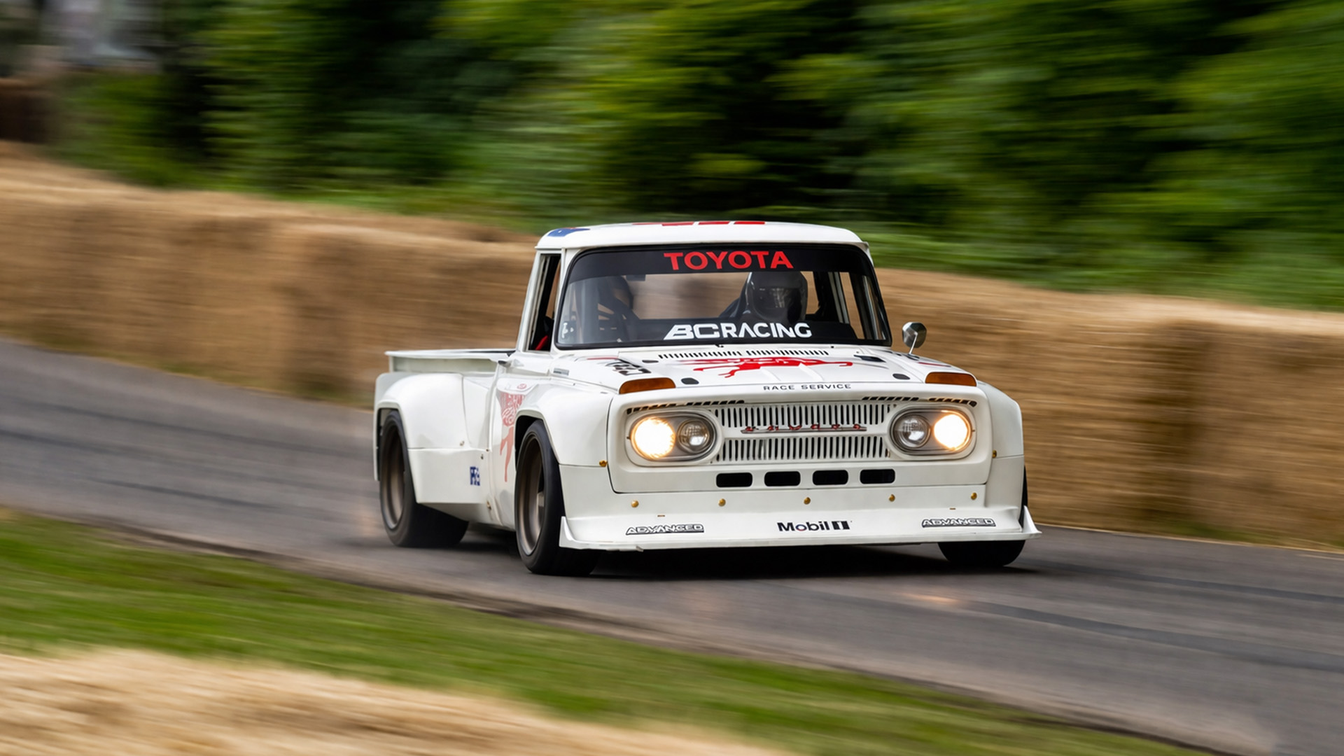 Klassieke Toyota-pick-up verrast met snelheid op het circuit