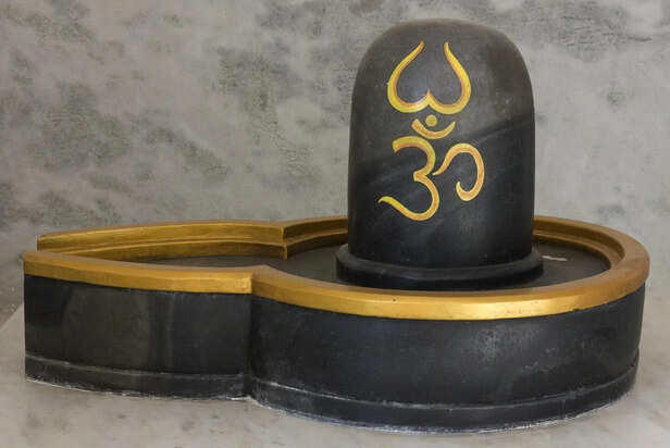 Which shivling colour brings the most blessings?