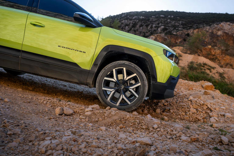 El aventurero Jeep Compass estrena mecánica híbrida enchufable y ...
