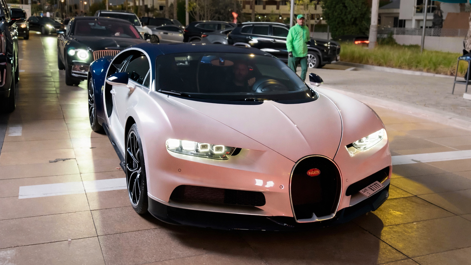 Billionaire’s Bugatti Chiron cruising Dubai at night