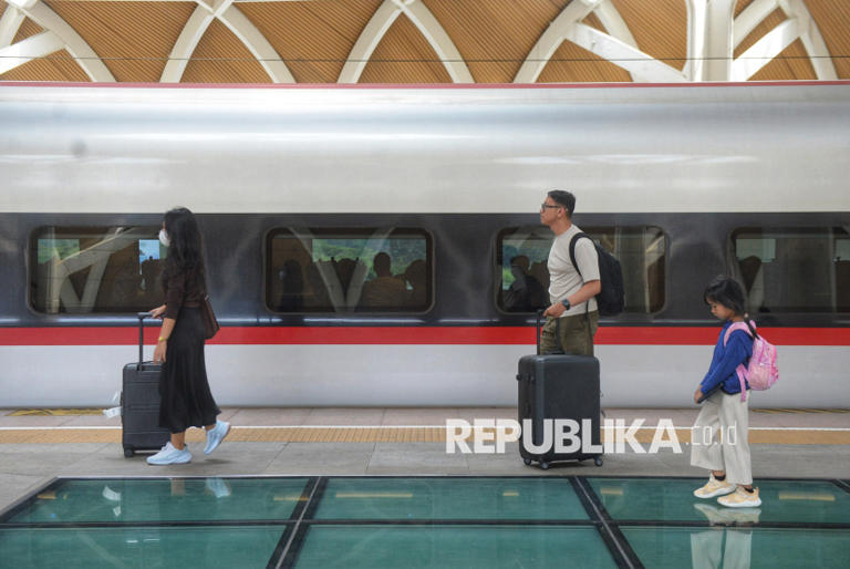 Laris manis, hampir 50 ribu tiket Whoosh ludes di libur long weekend