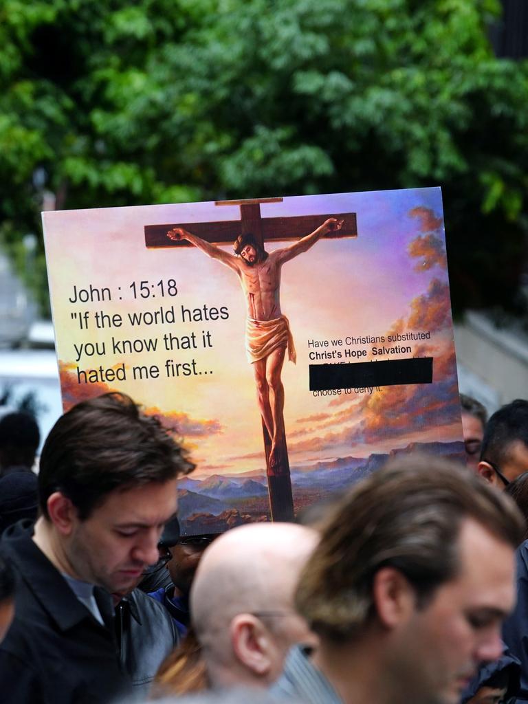 Huge crowds as Aussies mark Good Friday