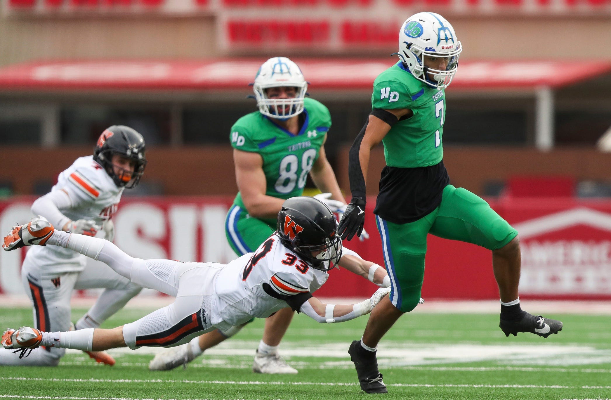 Wisconsin football commit targets major in-state recruit