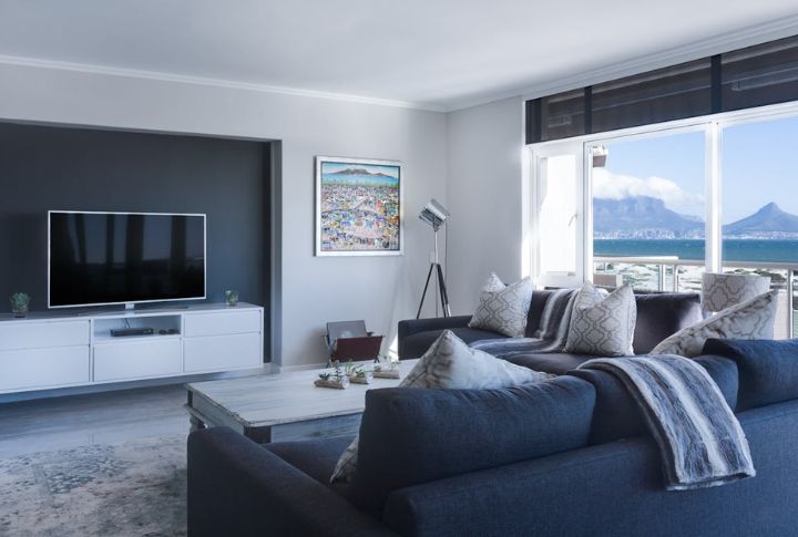 15 bold blue paints for an elegantly dark living room
