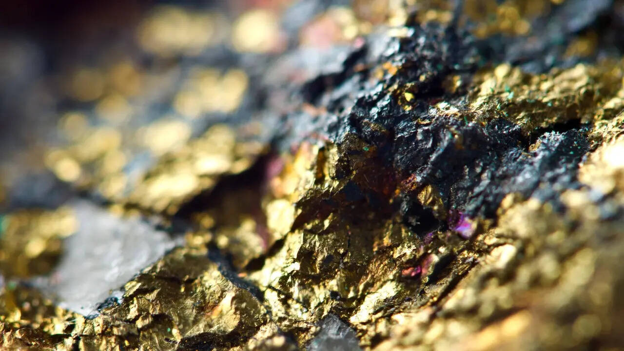 Pyrite stone benefits: Healing properties and how to use it for wealth ...