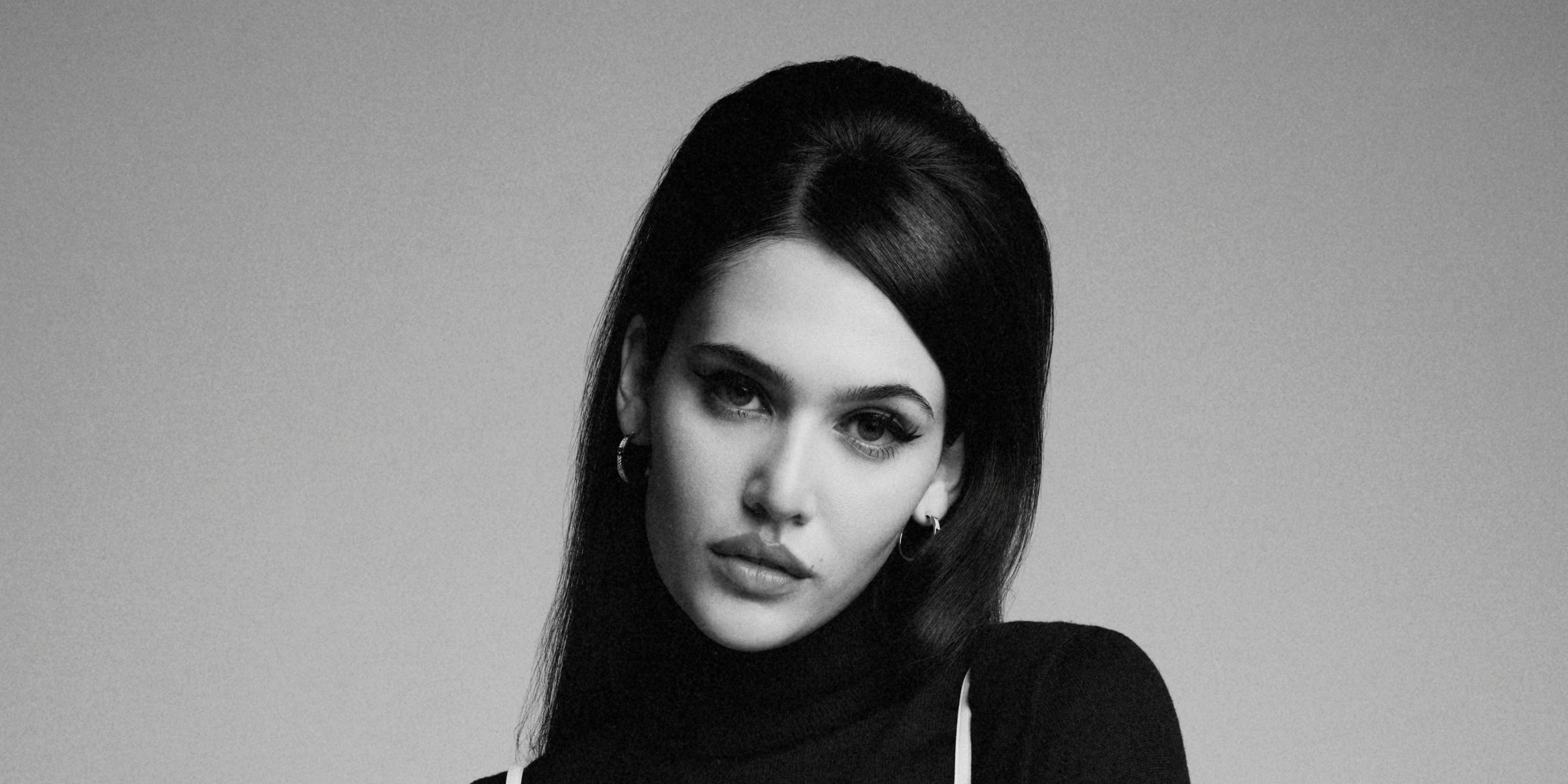 Singer Sienna Spiro makes yearning feel less embarrassing