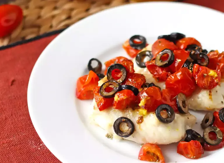 Cabillaud au air fryer avec tomates cerises, olives et citron