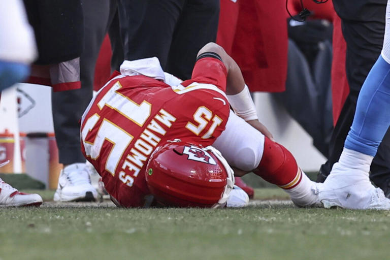 Kansas crowd goes wild after Patrick Mahomes flexes muscles at charity ...