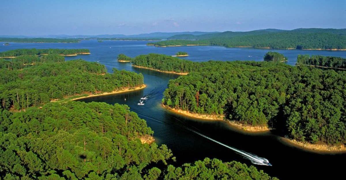 17 quiet US lakeside escapes that feel far from everything