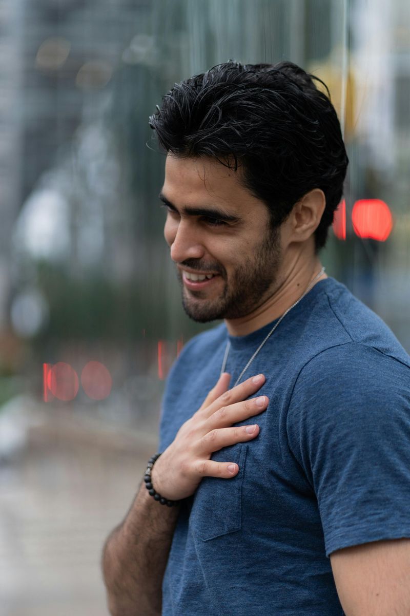 If a man does these 7 things in public, he’s a genuinely good person