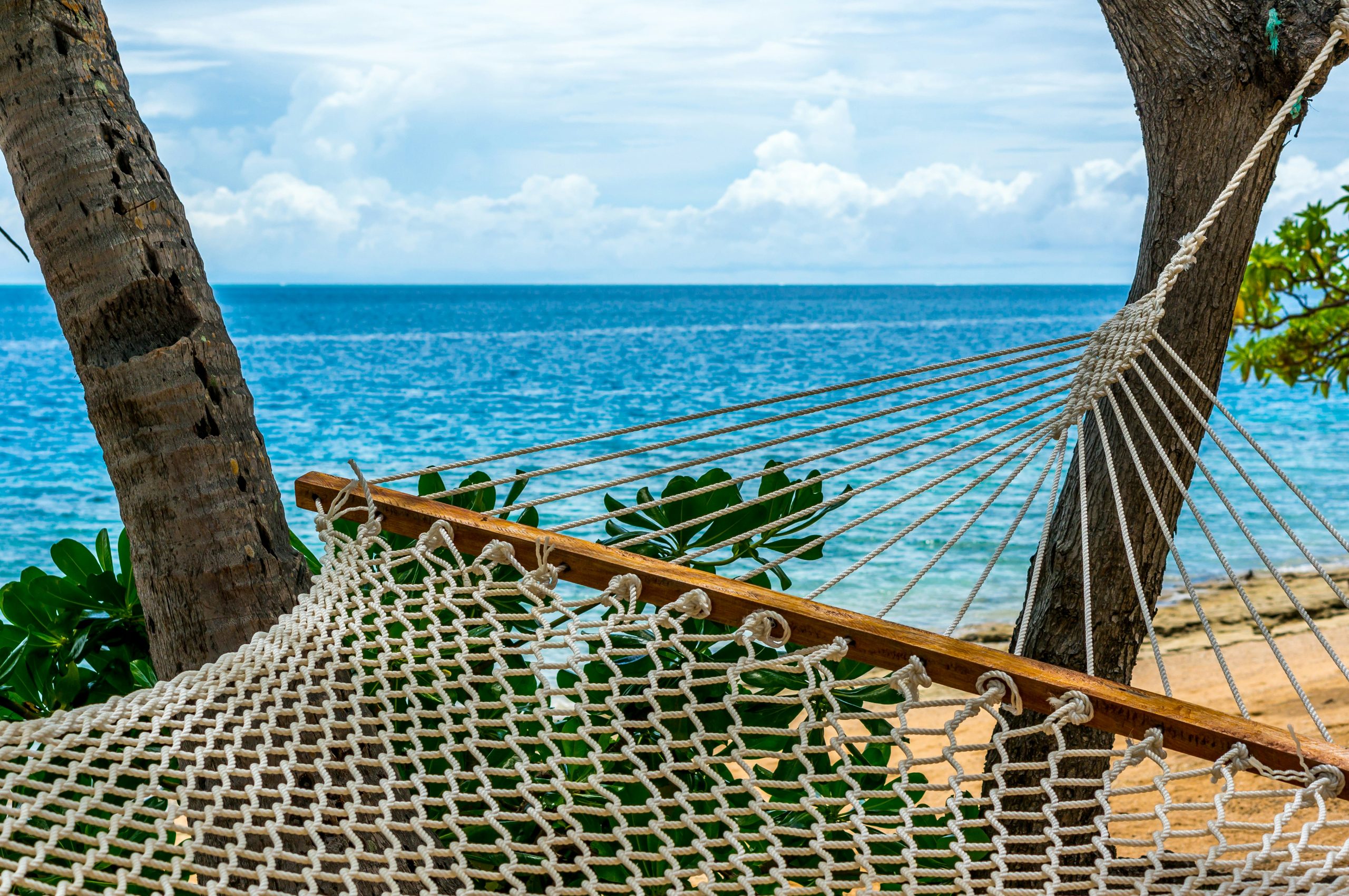 18 reasons to choose a Fiji vs. Tahiti honeymoon
