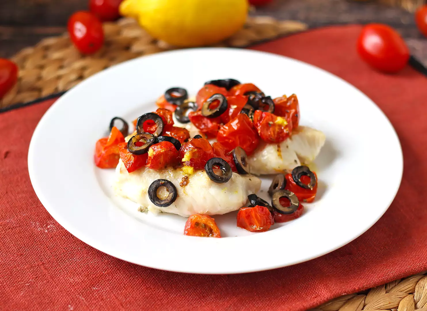 Cabillaud au air fryer avec tomates cerises, olives et citron
