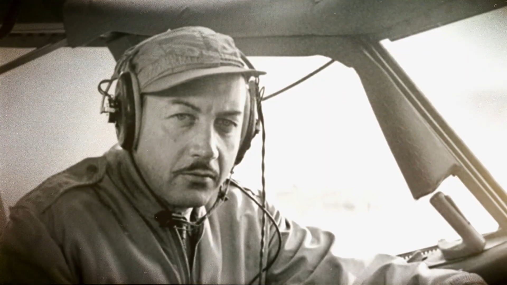 The cowboy pilot who barrel rolled Boeing’s giant new jet to sell it