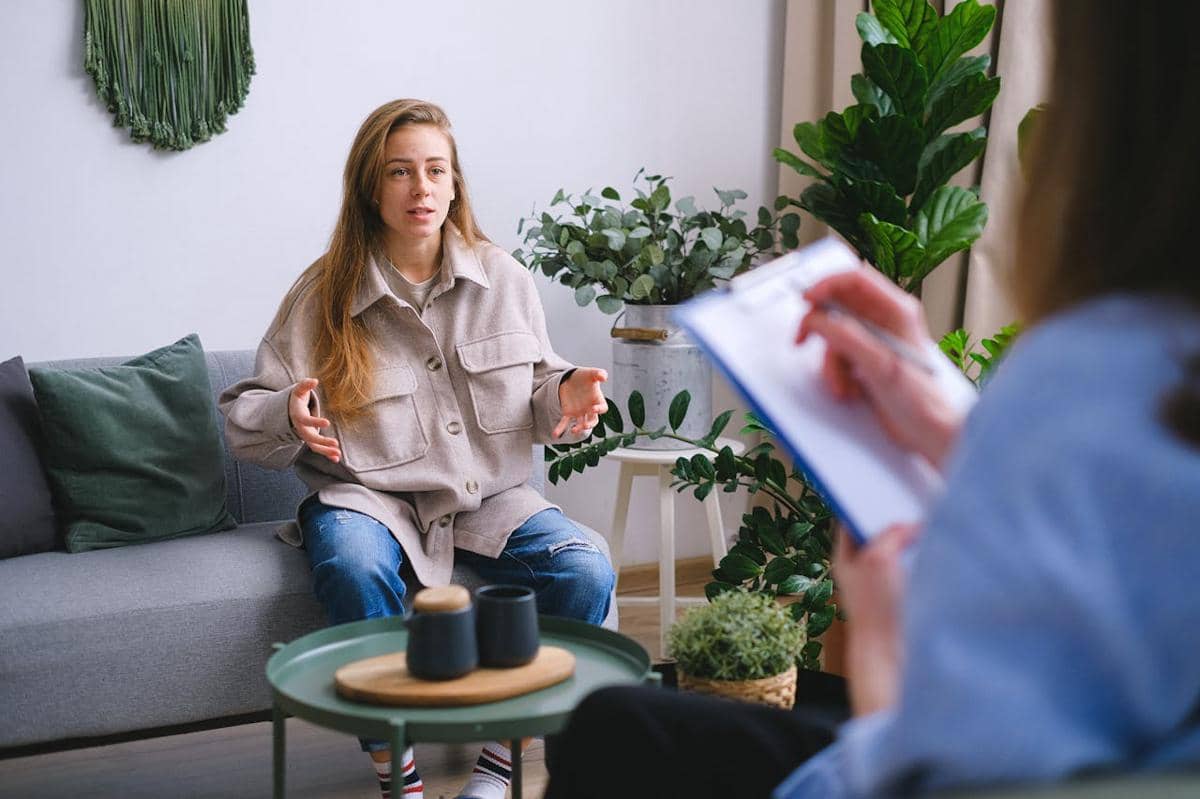 7 cara mengatasi burnout kerja perempuan, kenali strategi yang tepat