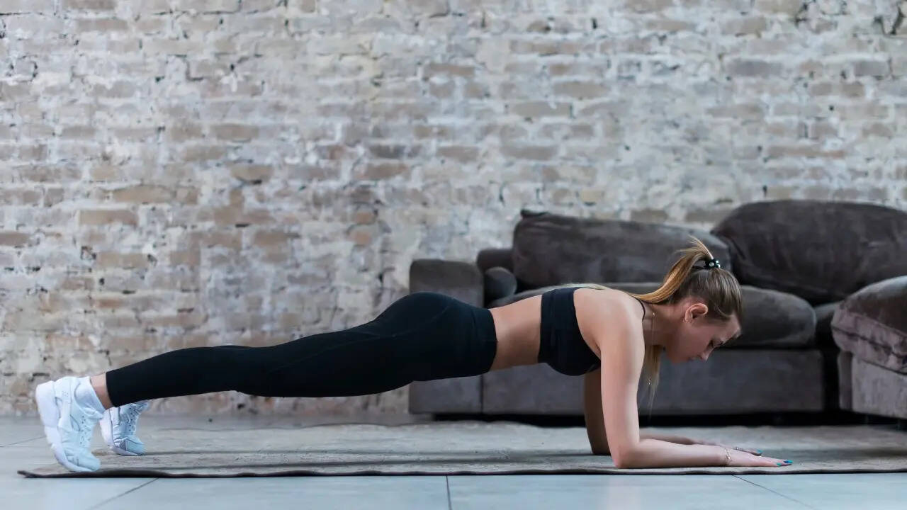 For how long should you be able to hold a plank in your 20s?