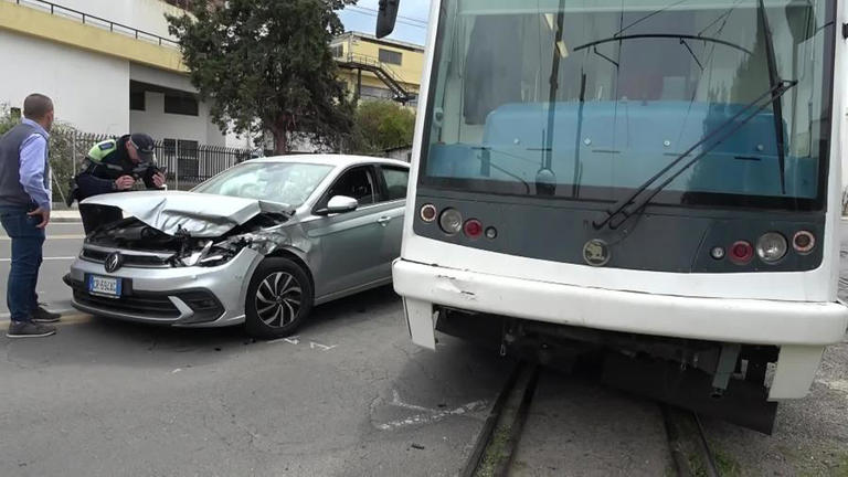 Cagliari, novantenne tampona la metro in viale Marconi: traffico nel caos