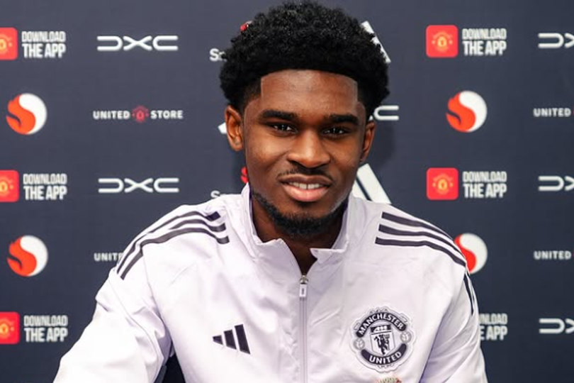 Manchester United confirm new contract for young defender