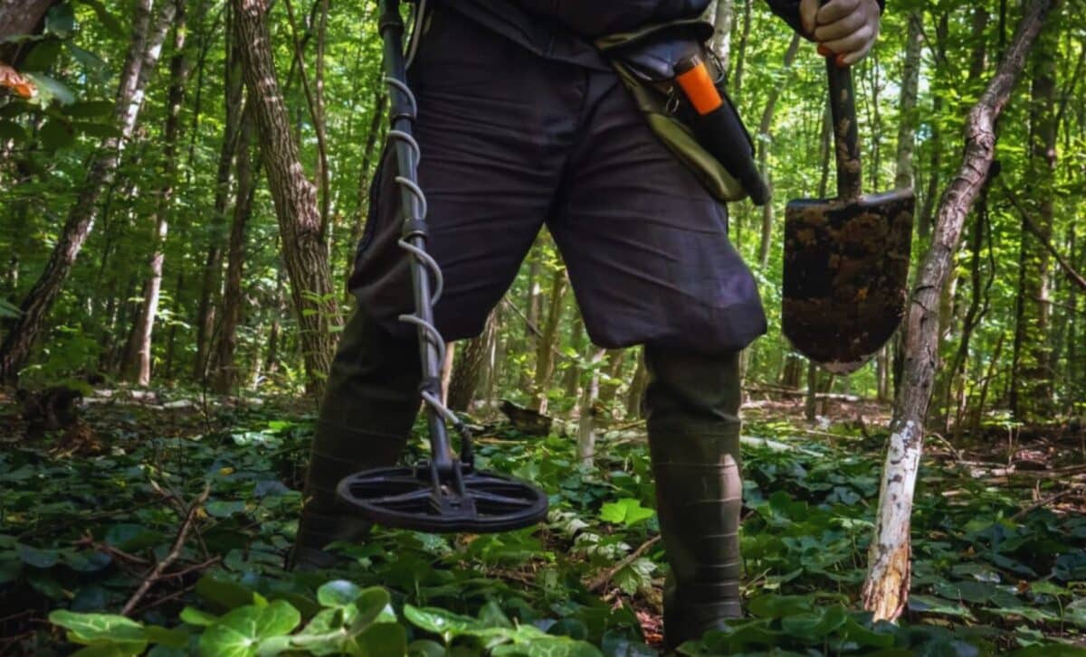 A metal detectorist using faulty equipment discovered a 64.8 g gold ...