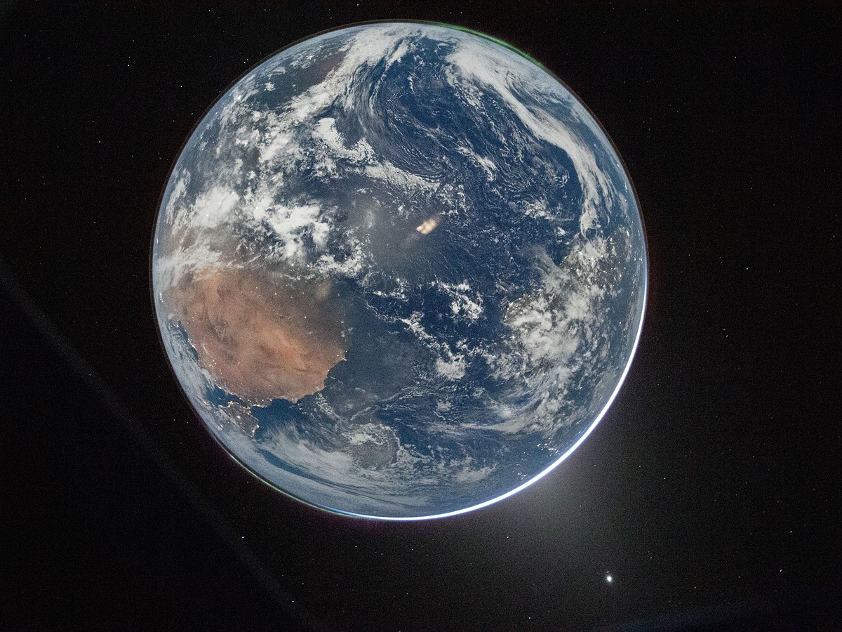 The first images from the Artemis II crew are utterly stunning