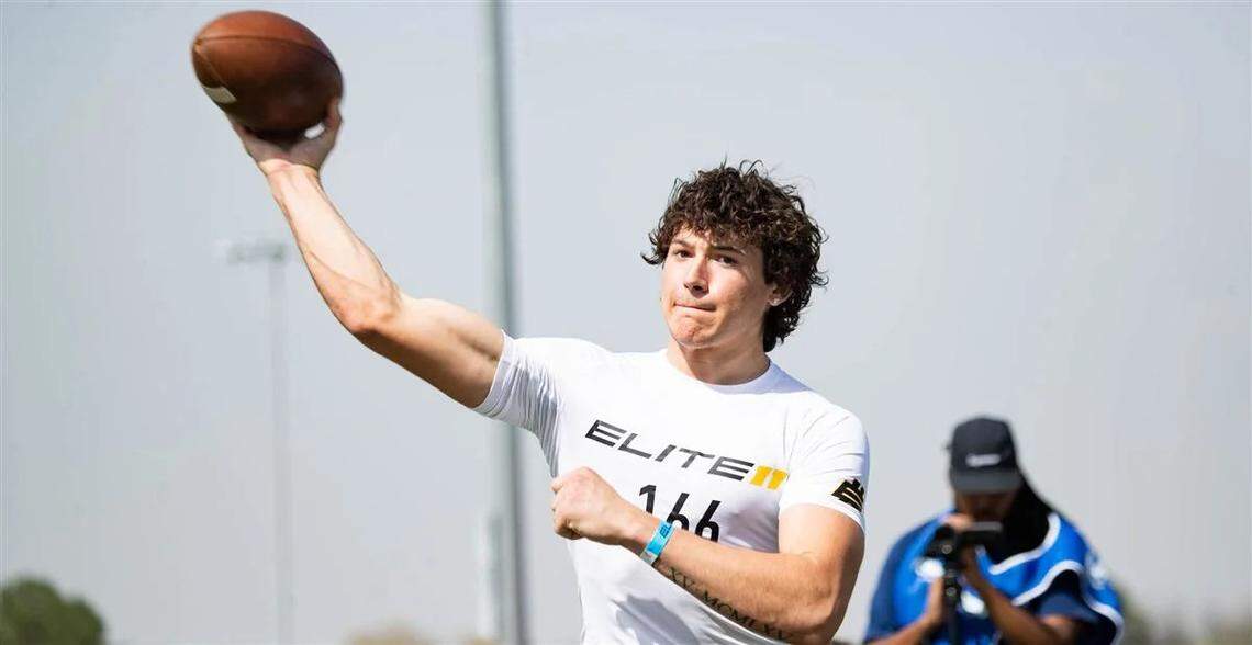 Texas quarterback commits to South Carolina football