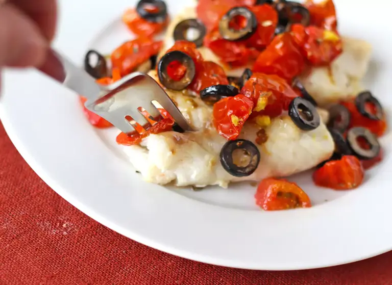 Cabillaud au air fryer avec tomates cerises, olives et citron