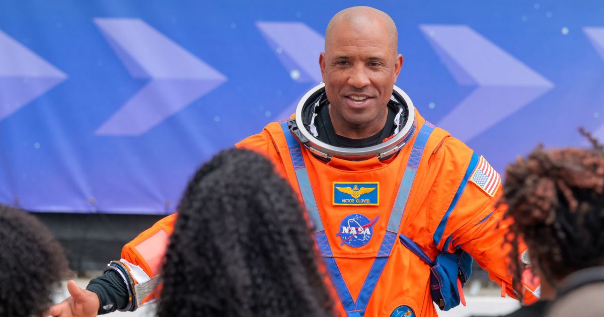 Watch astronaut Victor Glover utterly destroy a reporter's disgraceful ...