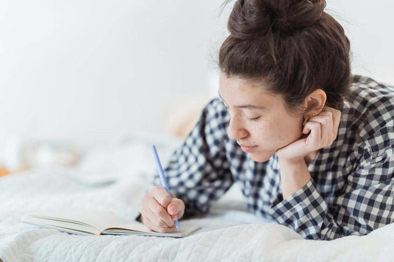 7 cara mengatasi burnout kerja perempuan, kenali strategi yang tepat