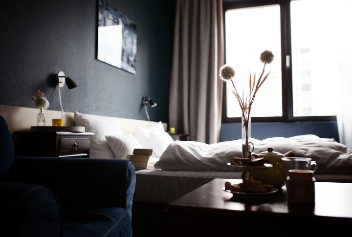 15 bold blue paints for an elegantly dark living room