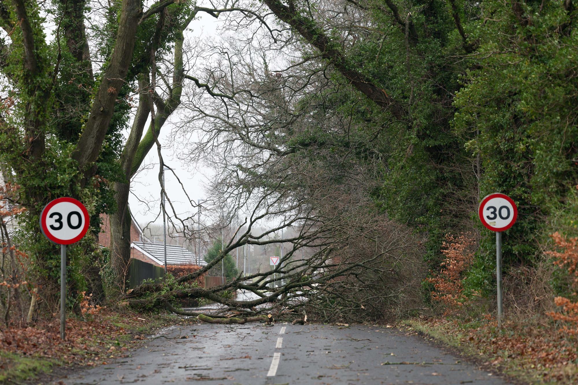 Storm Dave: Met Office extends Easter weekend yellow weather warning ...