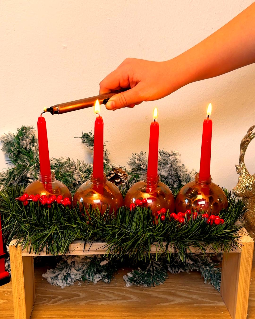 This candle centerpiece brings a festive glow🕯️