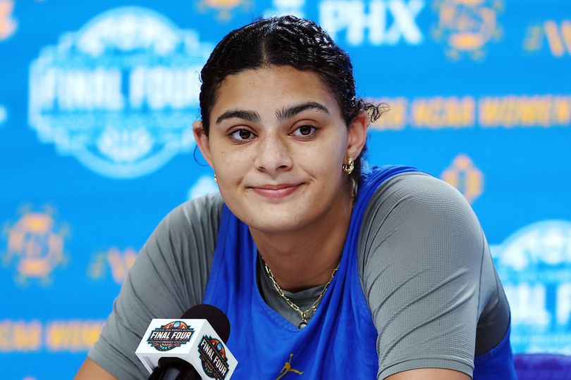 UCLA star Lauren Betts is daughter of NBA draft pick who took unlikely path