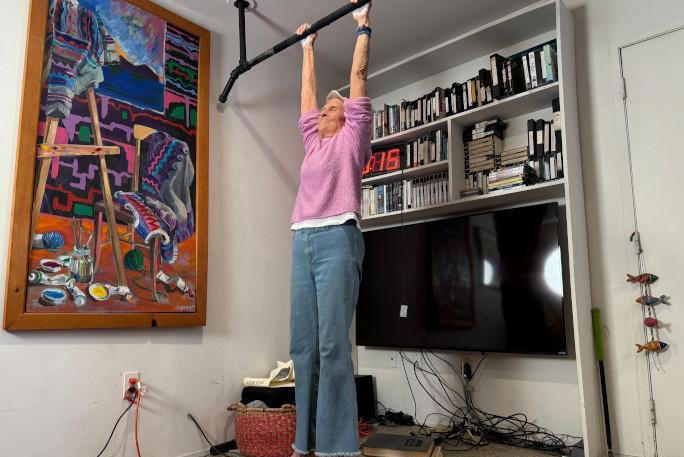 Look: 90-year-old athlete holds dead hang position for nearly 3 minutes