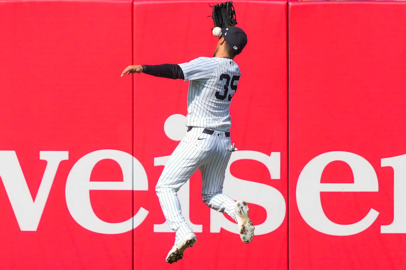 Yankees left fielder Cody Bellinger makes acrobatic catch to rob ...