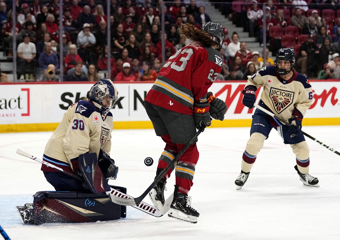 Willoughby, Abstreiter shine in Victoire's 3-0 win over Charge