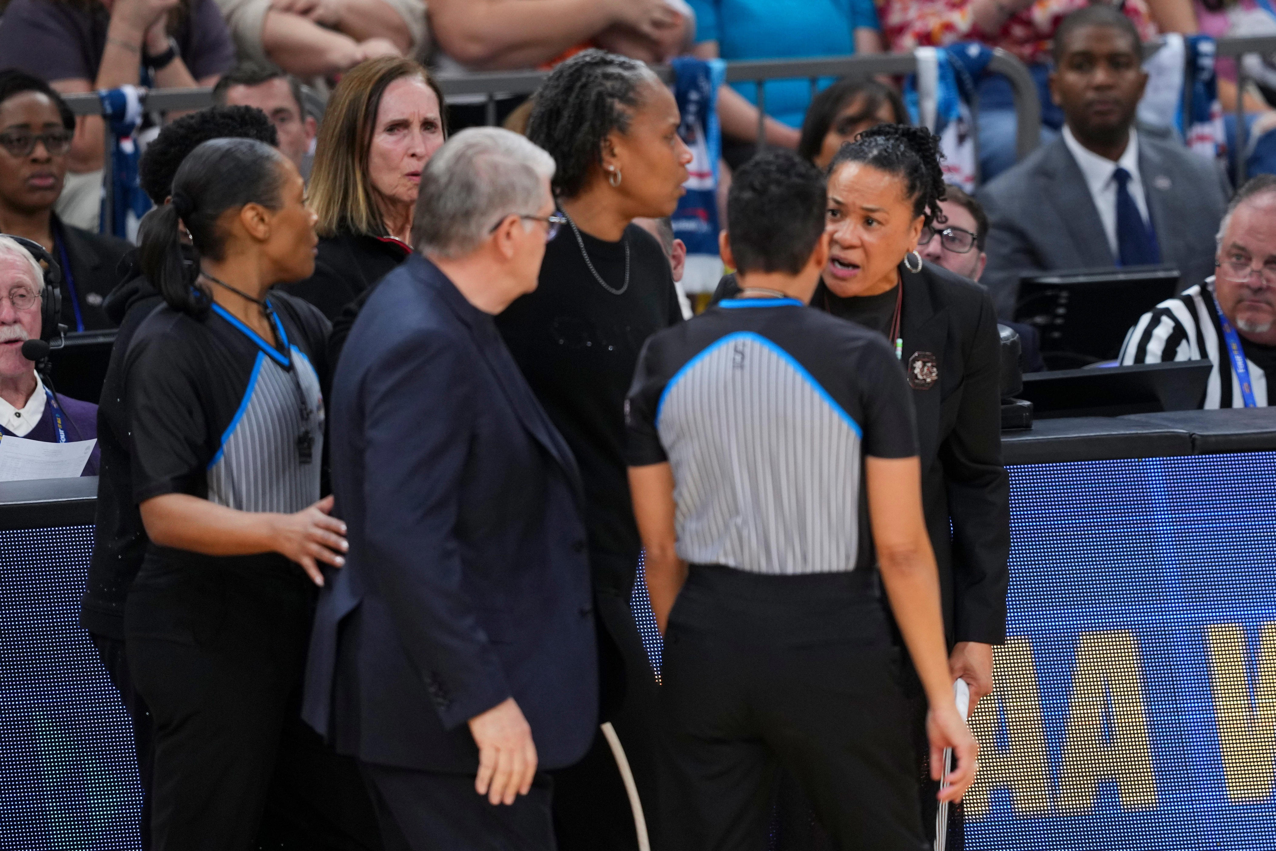 Dawn Staley, Geno Auriemma exchange words after Final Four game