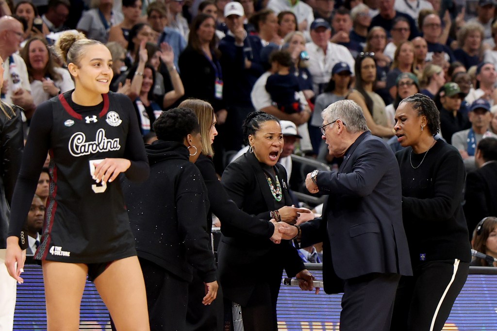 Dawn Staley’s priceless reaction to Cori Close's pregame hug caught on ...