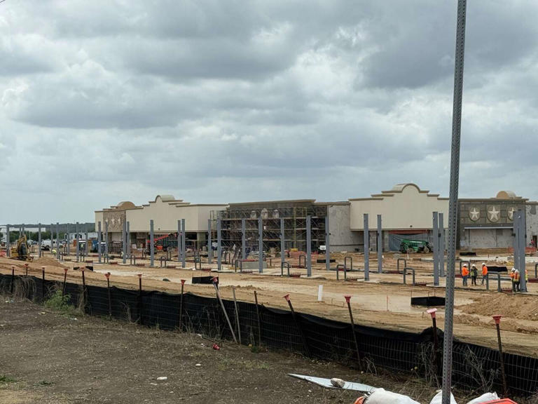 $47M Buc-ee's nears opening in new Texas Hill Country spot as new sign ...
