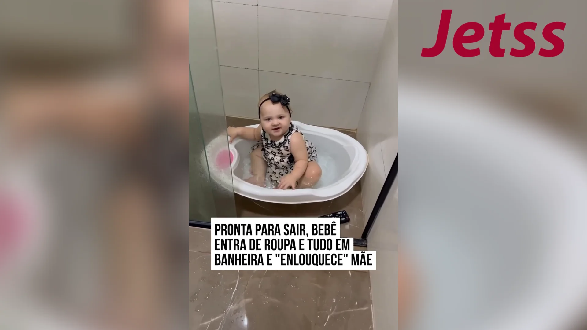 Pronta para sair, bebê entra de roupa e tudo em banheira e enlouquece mãe