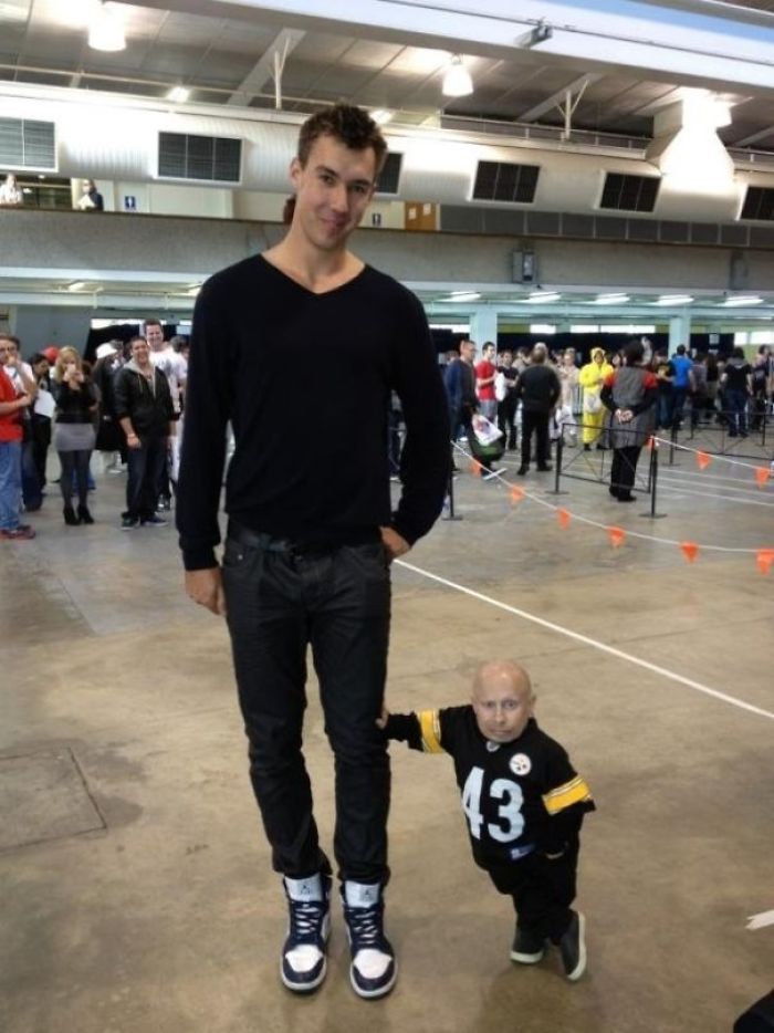 25 times tall people hilariously overshadowed short people