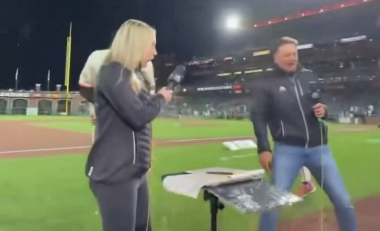 Sideline reporter’s laptop obliterated by Gatorade bath as she ...