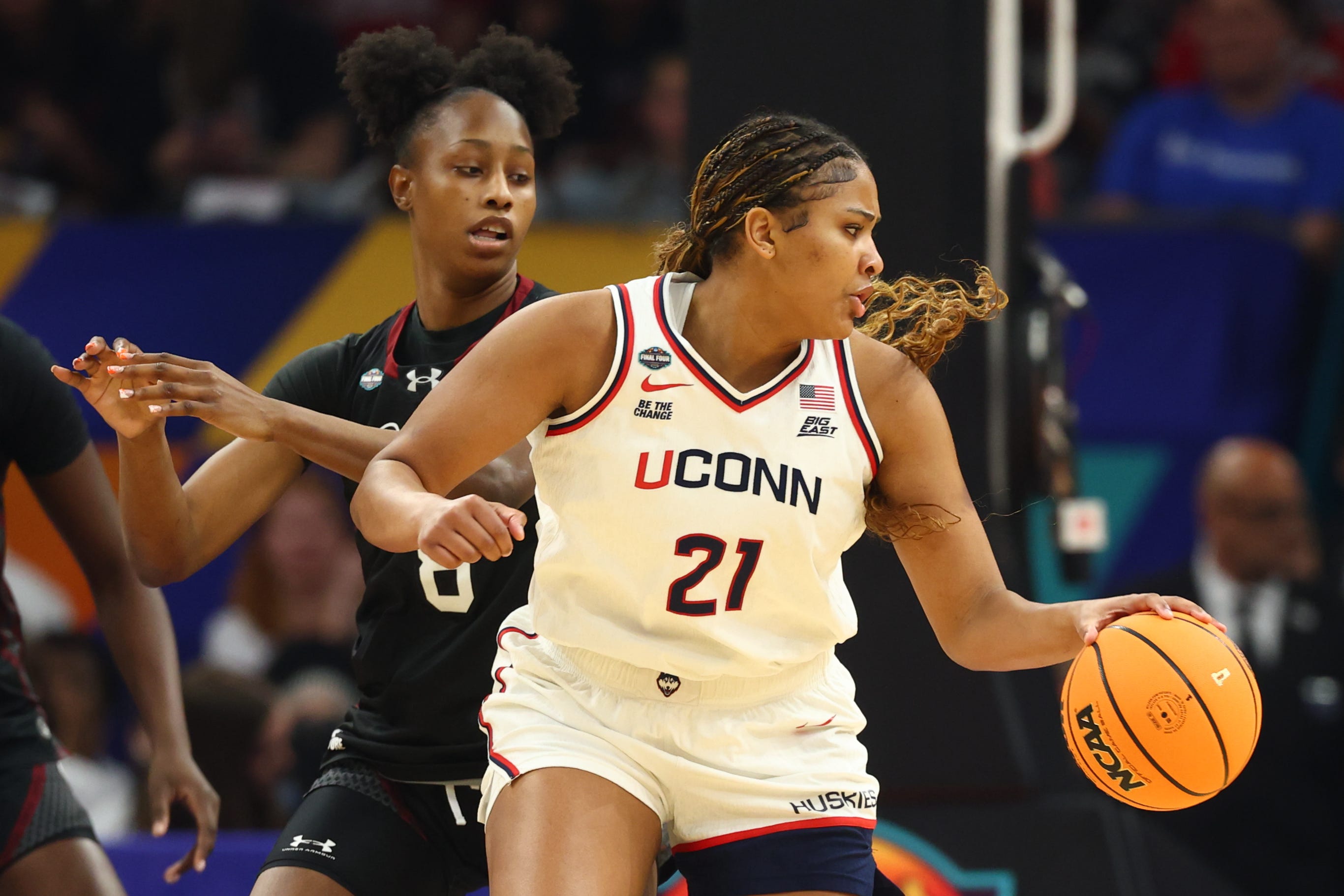 Who ripped UConn star Sarah Strong's jersey in women's Final Four loss ...