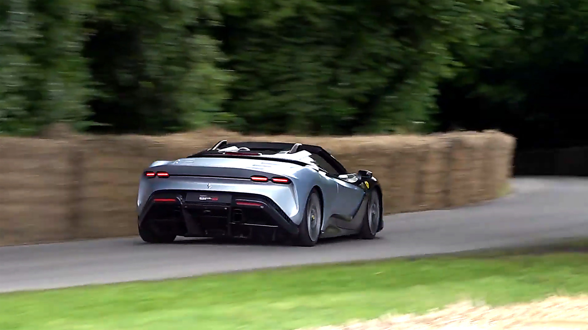 Ferrari SP8 raríssima quase perde o controle em curva de pista