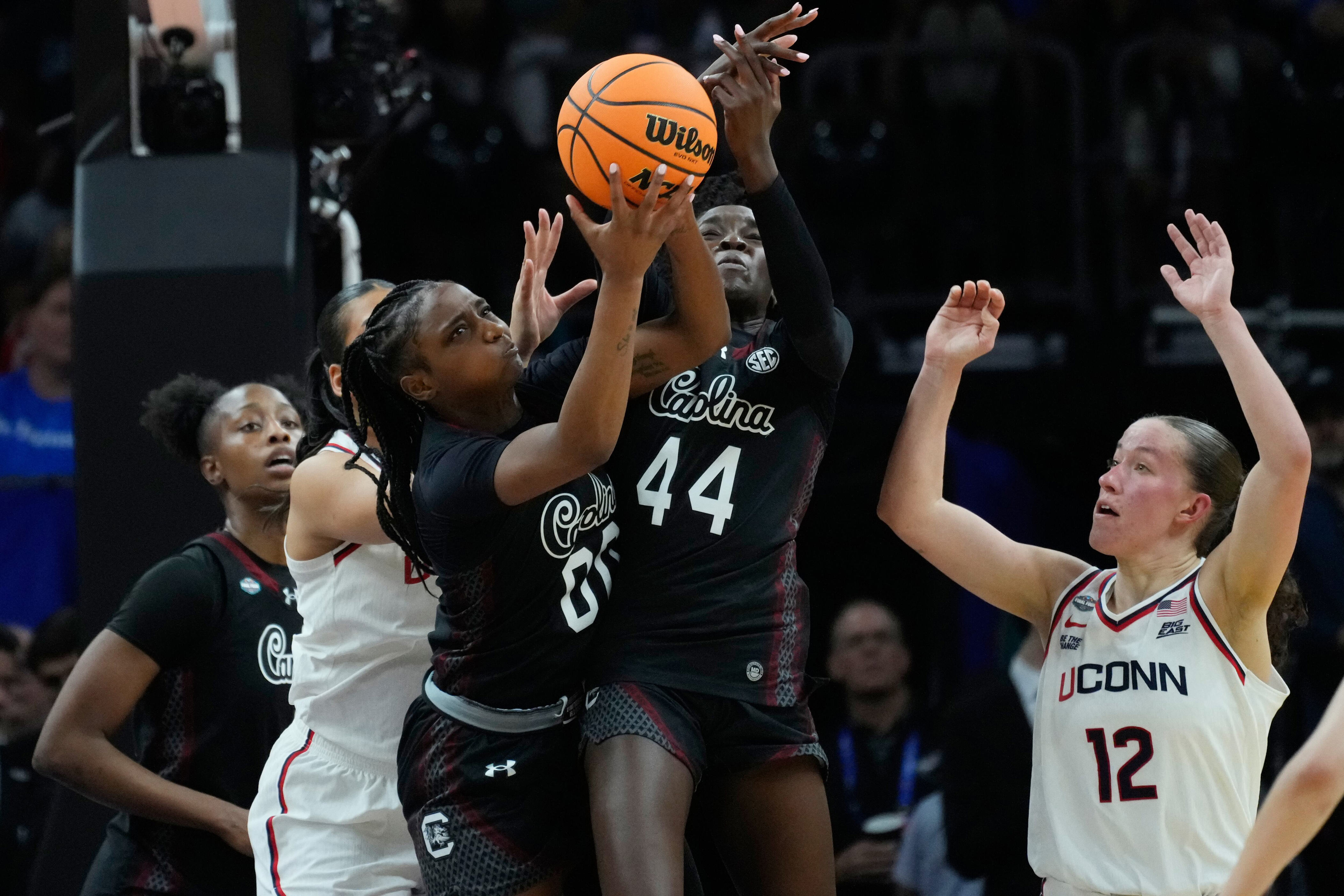 South Carolina smothers UConn 62-48 to advance to NCAA title game ...