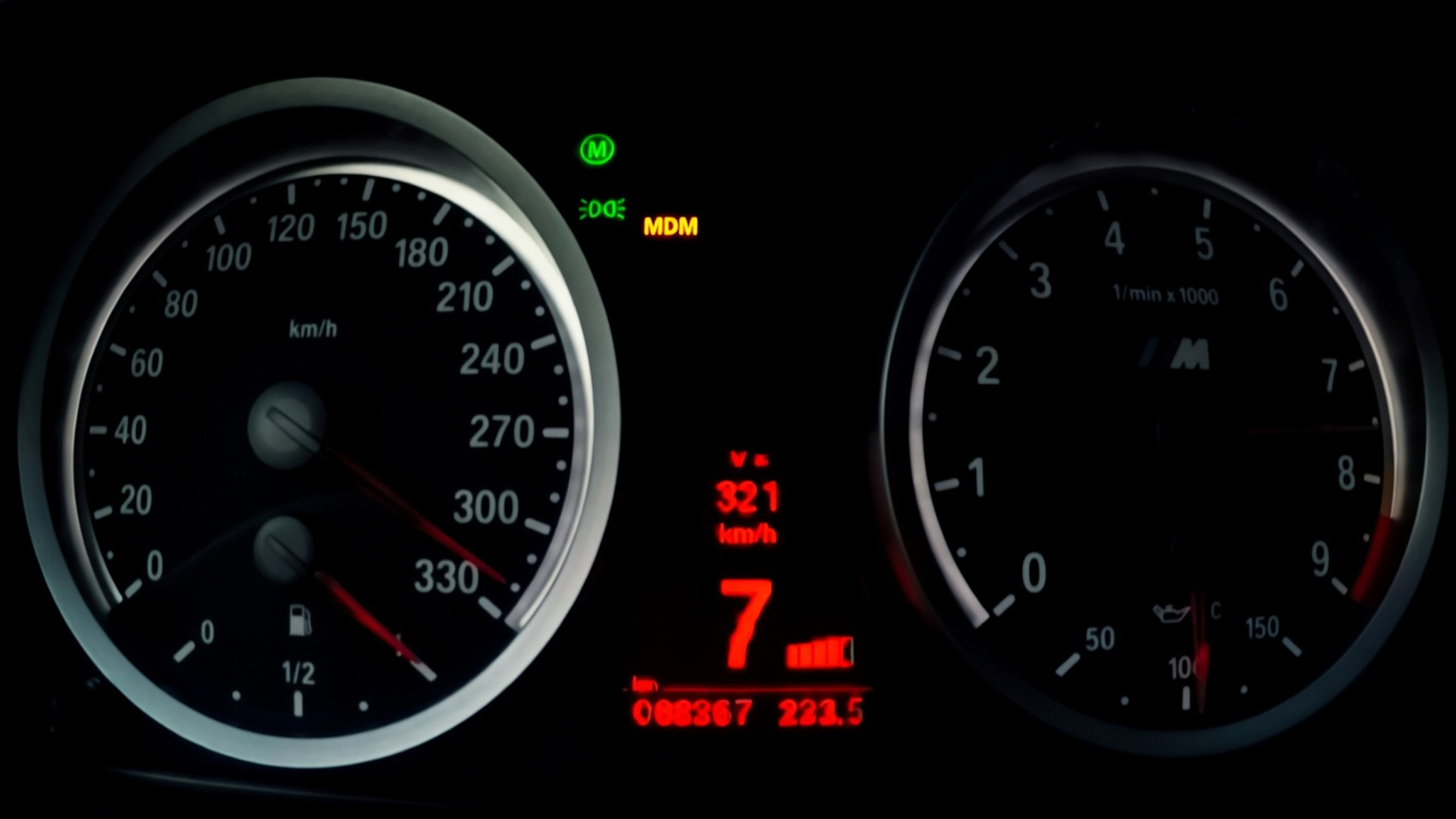 BMW M3 hits 321 kmh on the Autobahn highway